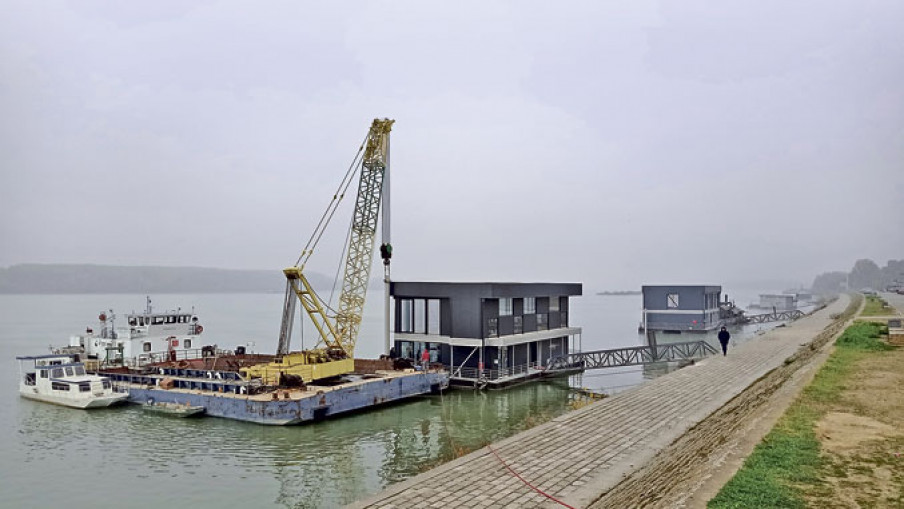 Splavovi počeli da niču i uz obalu Ade Huje