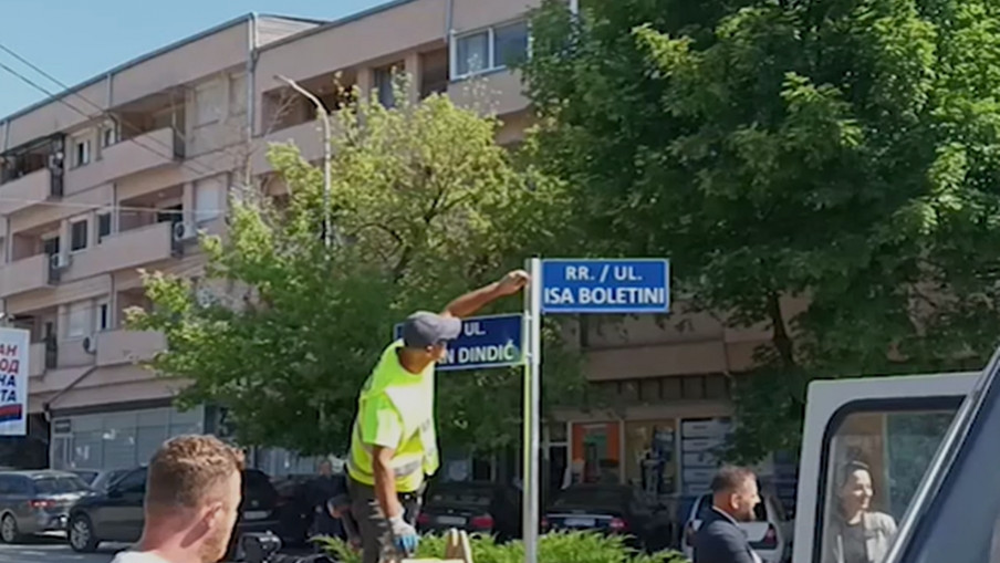Po Kurtijevom nalogu promenjene table sa nazivima ulica u severnom delu ...